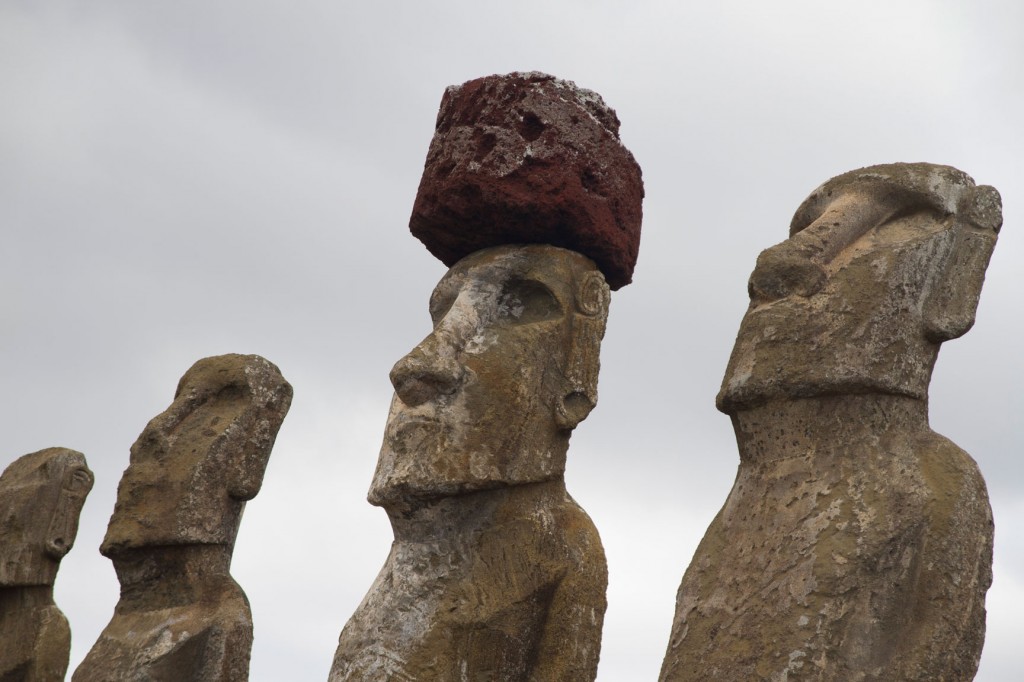 LOS MOAIS, EL MISTERIO ESCULPIDO EN PIEDRA – www.pasaporteymochila.com